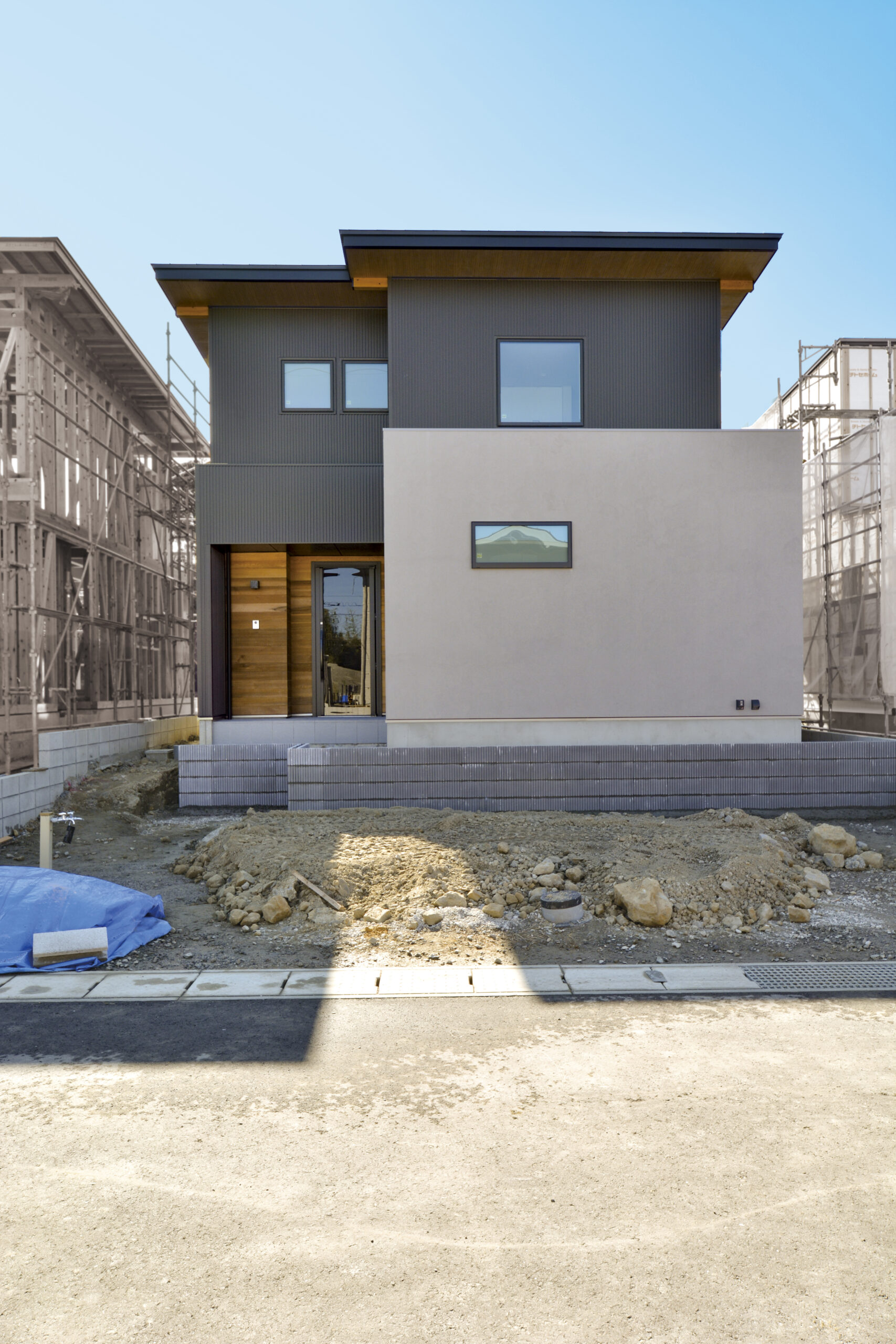 塗り壁とガルバ外壁、レッドシダーを組み合わせた外観の住まい 株式会社 大原工務店 ｜ 福島県郡山市、須賀川市、本宮市の注文住宅工務店